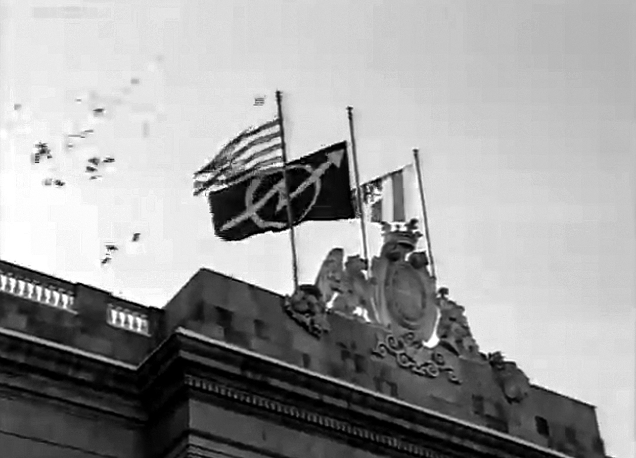 Espainiako bandera kendu eta okupazioarena jarri zuten Bartzelonako ...